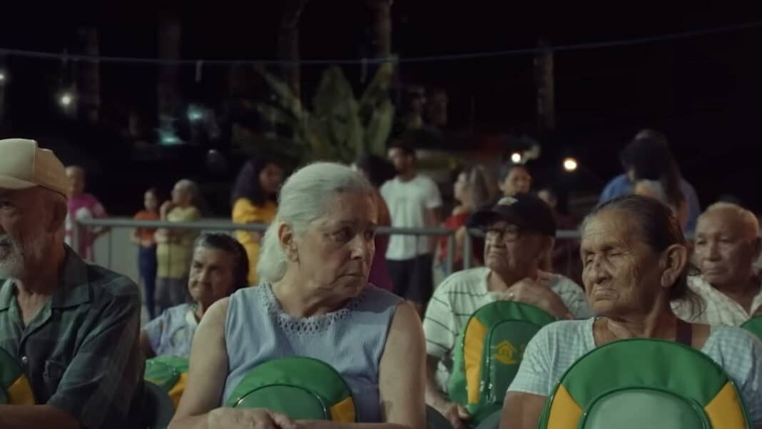 O Último Azul estreia hoje na Netflix: trama, elenco e por que o filme ...